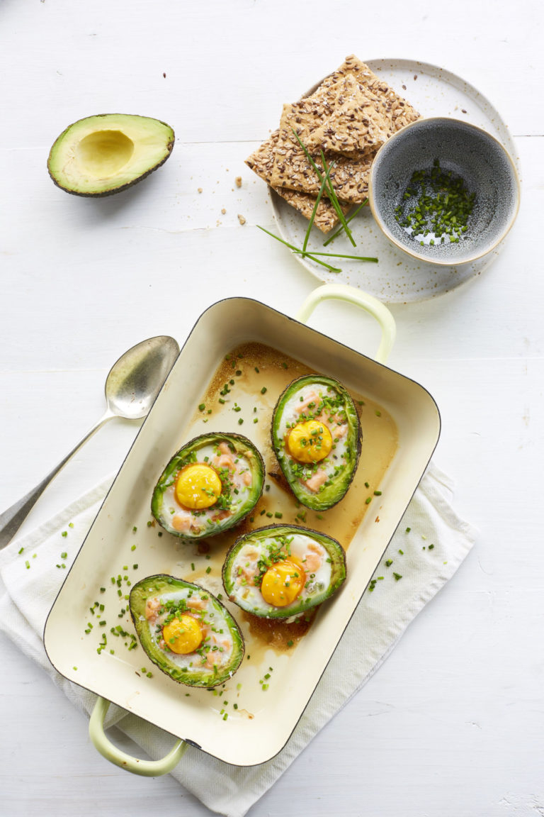 Gezonder met Viv: Avocado met gerookte zalmsnippers en ei